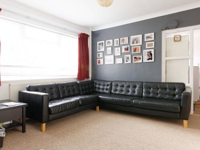 2 Bed Flat, Courtlands Avenue, SE12