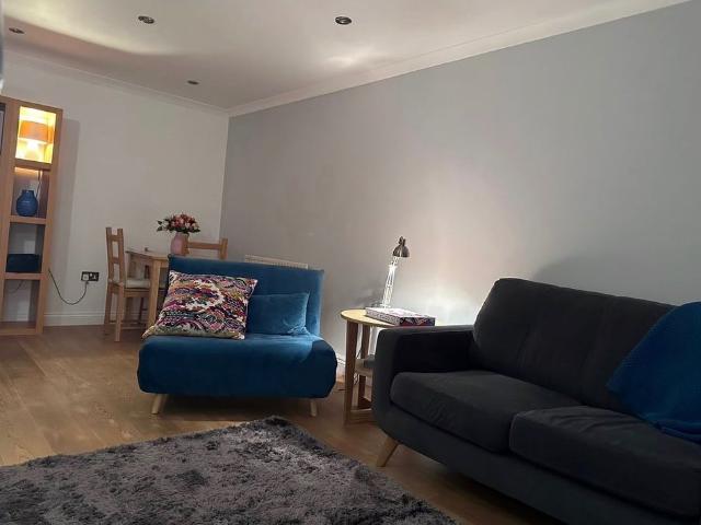 2 Bed Flat, Courland Grove, SW8