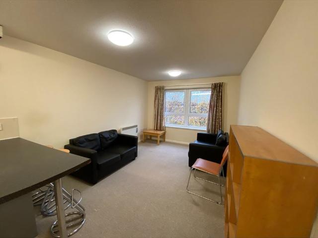 2 Bed Flat, Crown Station Place, L7