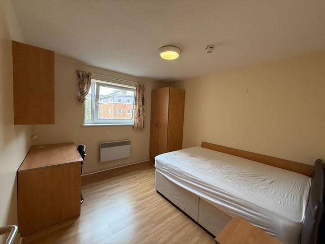 2 Bed Flat, Crown Station Place, L7