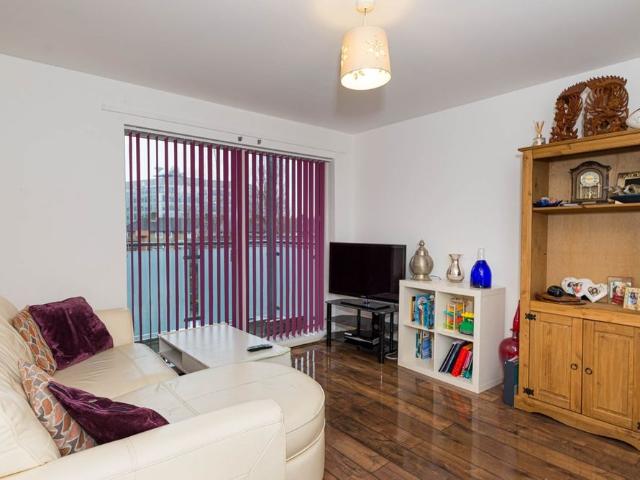 2 Bed Flat, Du Cane Road, W12