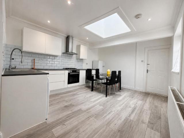 2 Bed Flat, Desborough Avenue, High. 2 bed flat to rent £1,375 pcm £317 pw