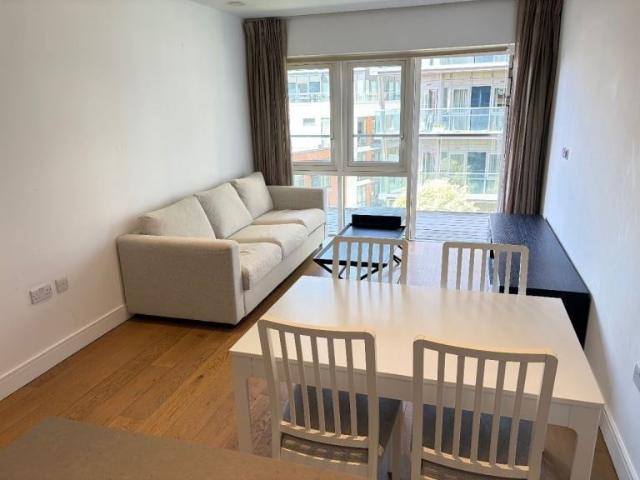 2 Bed Flat, Dickens Yard Area, W5