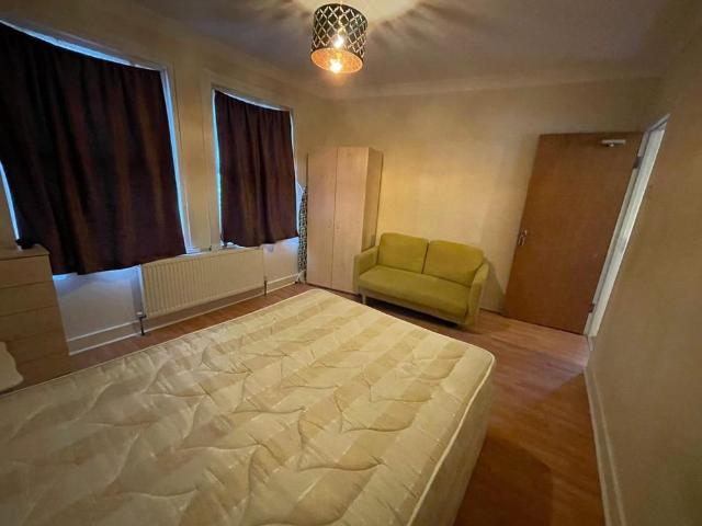 2 Bed Flat, Downsfield Road, E17
