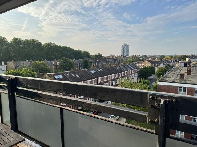 2 Bed Flat, Ethelburga Tower, SW11