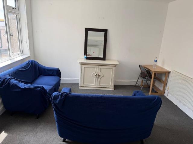 2 Bed Flat, Eastern Avenue, IG2