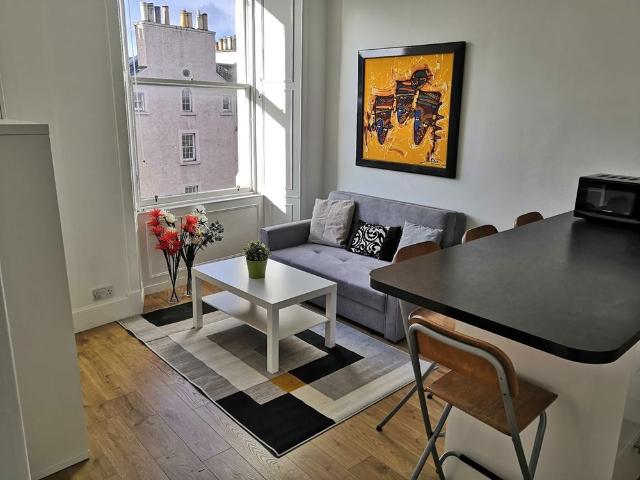 2 Bed Flat, Edinburgh, EH8