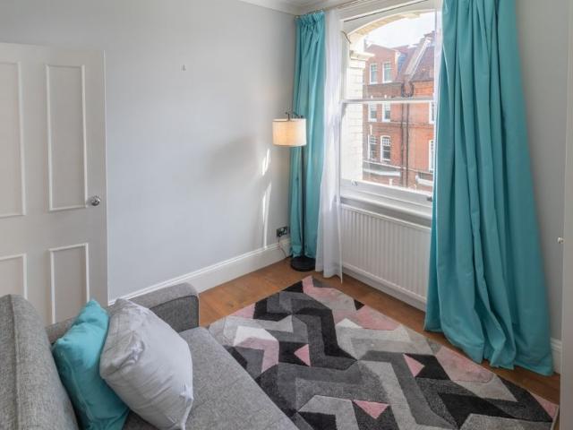 2 Bed Flat, Elm Park Gardens, SW10
