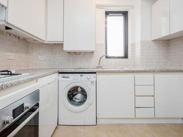 2 Bed Flat, Elm Quay Court, SW8