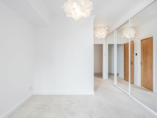 2 Bed Flat, Elm Quay Court, SW8