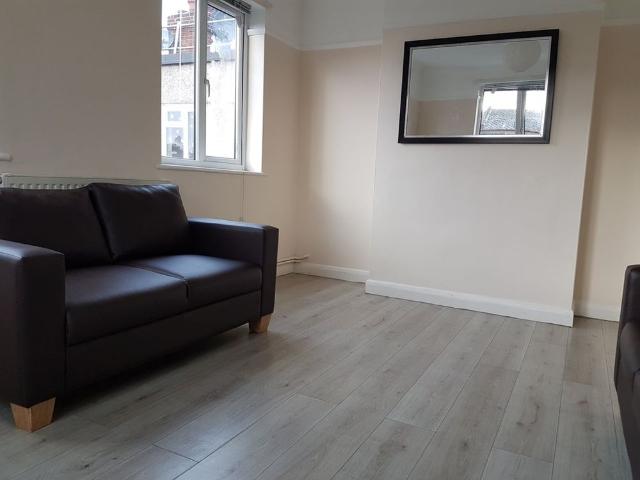 2 Bed Flat, Elms Court, SW19