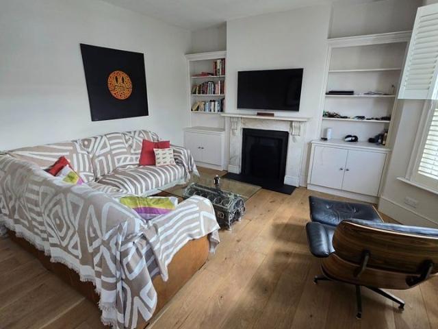 2 Bed Flat, Elms Crescent, SW4