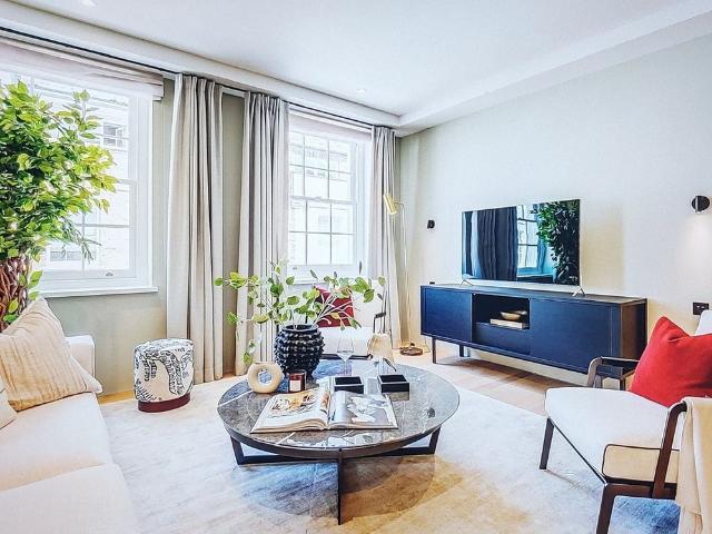 2 Bed Flat, Ennismore Gardens Mews, SW7