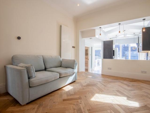 2 Bed Flat, Fulham Road, SW10