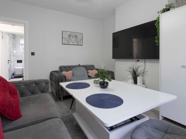 2 Bed Flat, Furnival Mansions, W1T