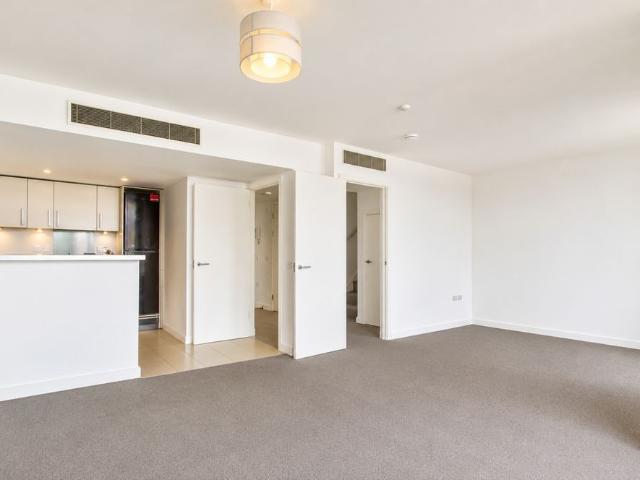 2 Bed Flat, Falcon Wharf, SW11