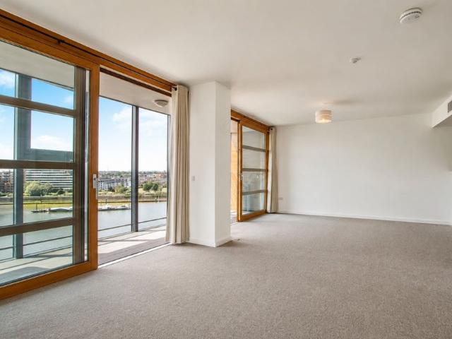 2 Bed Flat, Falcon Wharf, SW11