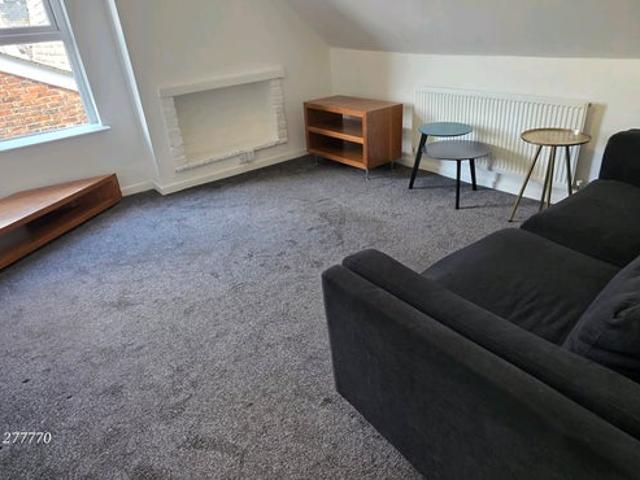 2 bed flat, Fallowfield, 24hr transport, amenaties