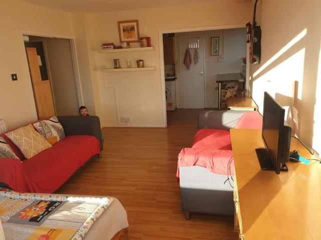 2 Bed Flat, Farnborough House, SW15