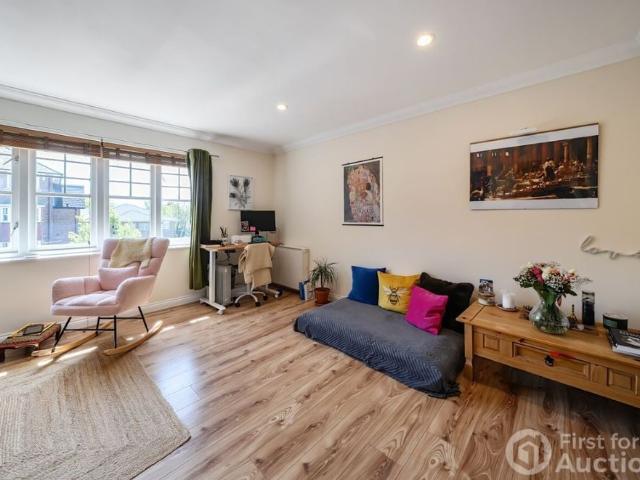 2 Bed Flat, Fawcett Close, SW16