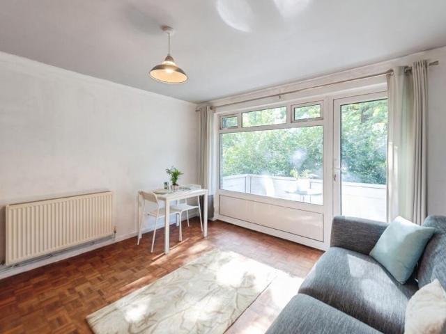 2 Bed Flat, Fir Tree Court, SO18