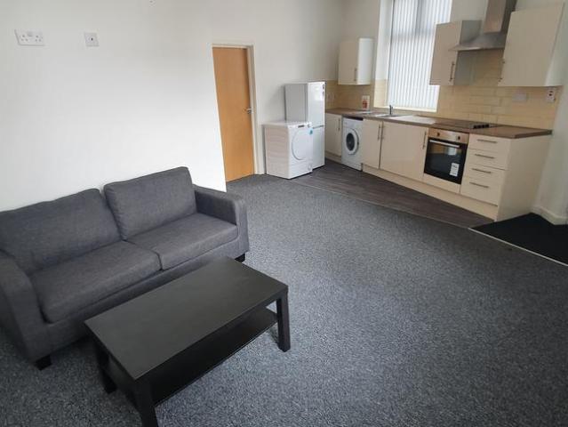 2 BED FLAT for Rent Flat 1, 18. 2 bed flat to rent £1,150 pcm £265 pw