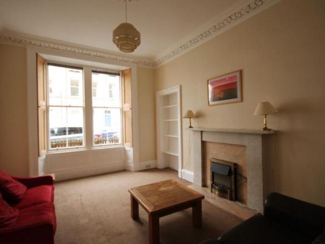 2 bed flat for rent in Newington