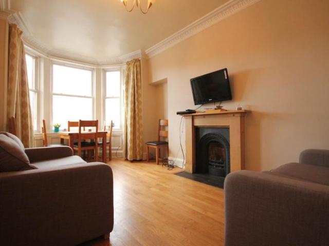 2 bed flat for rent in Blacket