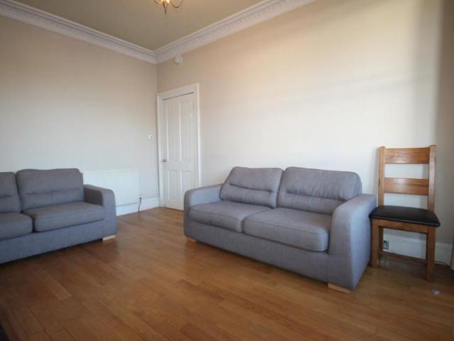 2 bed flat for rent in Blacket