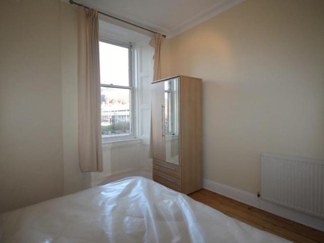 2 bed flat for rent in Blacket