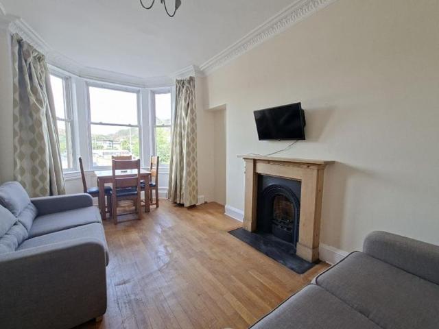2 bed flat for rent in Blacket
