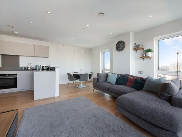 2 bed flat for rent in Lotus House, E14