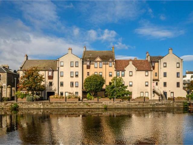 2 bed flat for rent in The Shore