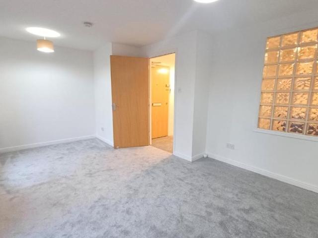 2 bed flat for rent in The Shore