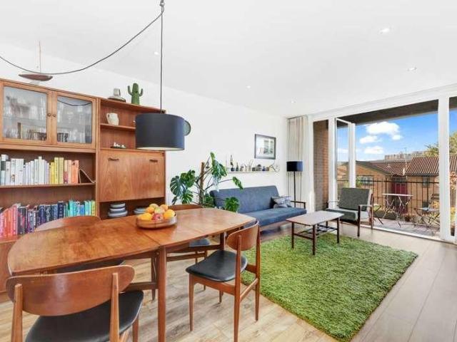 2 bed flat for sale in Samuel Street, E8, London