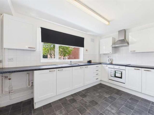 2 bed flat for sale