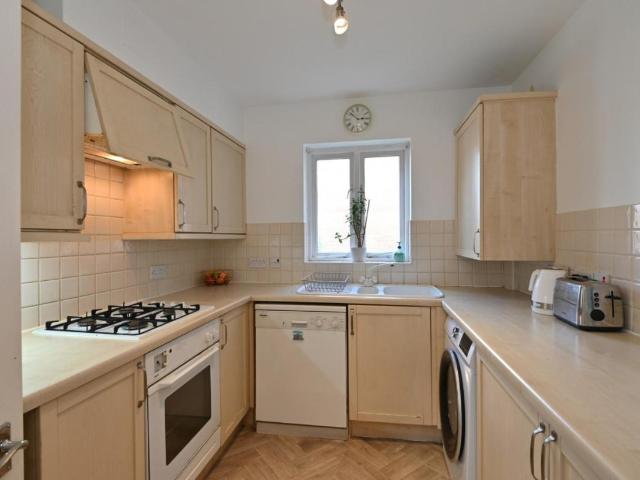 2 bed flat for sale