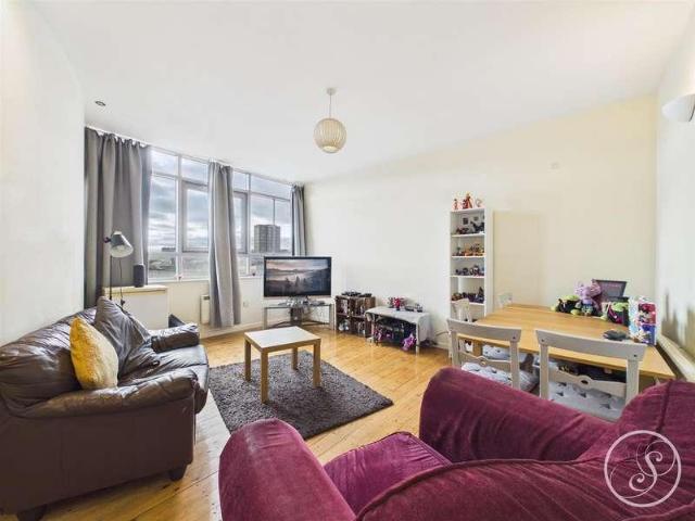 2 bed flat for sale