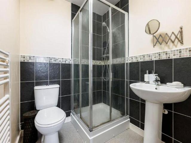 2 bed flat for sale