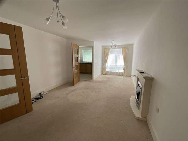 2 bed flat for sale