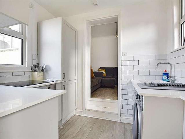 2 bed flat for sale