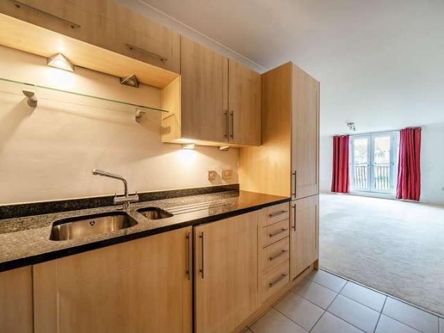2 bed flat for sale