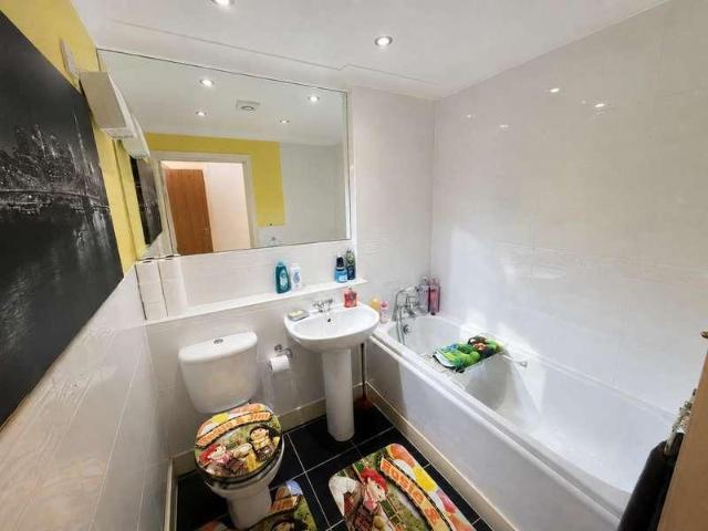 2 bed flat for sale