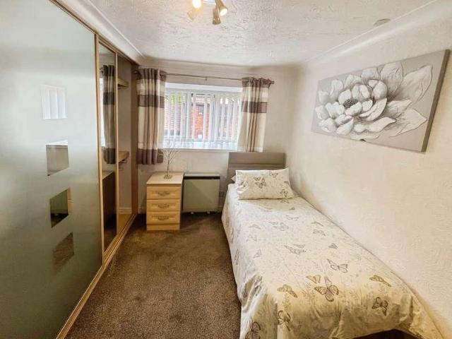 2 bed flat for sale