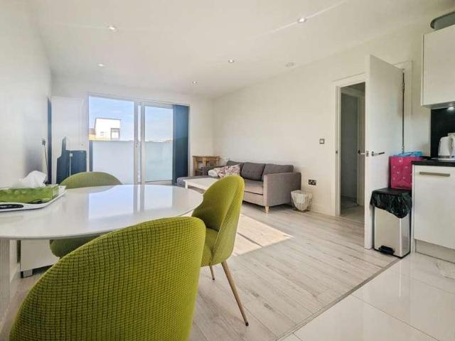 2 bed flat for sale