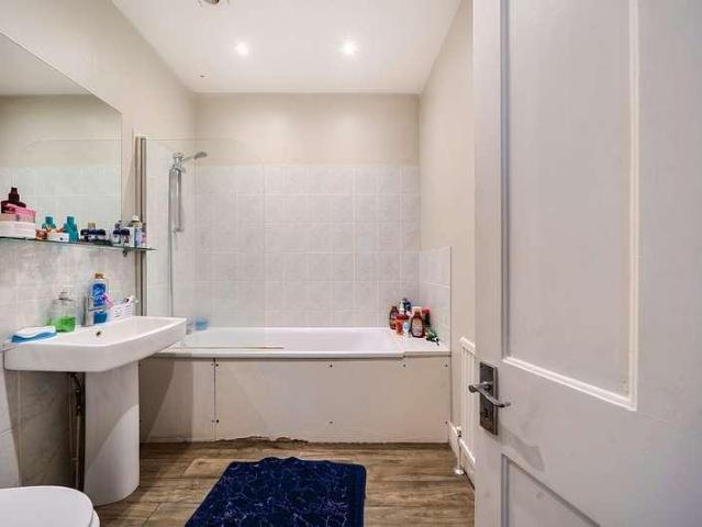 2 bed flat for sale