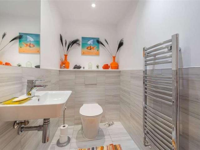 2 bed flat for sale