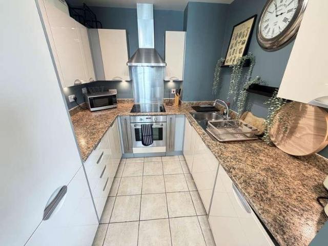 2 bed flat for sale