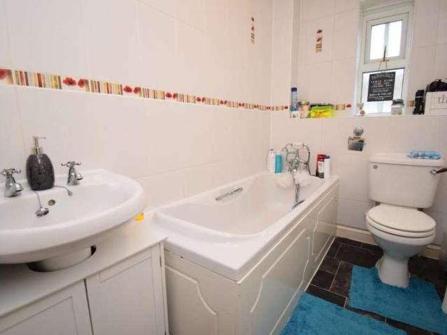 2 bed flat for sale
