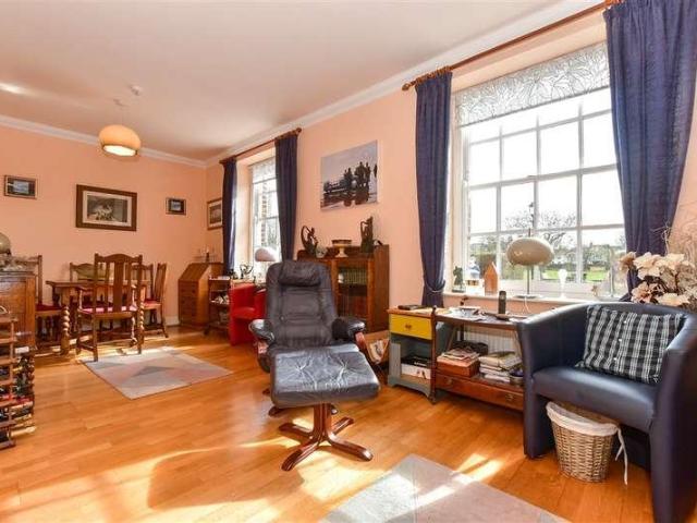 2 bed flat for sale